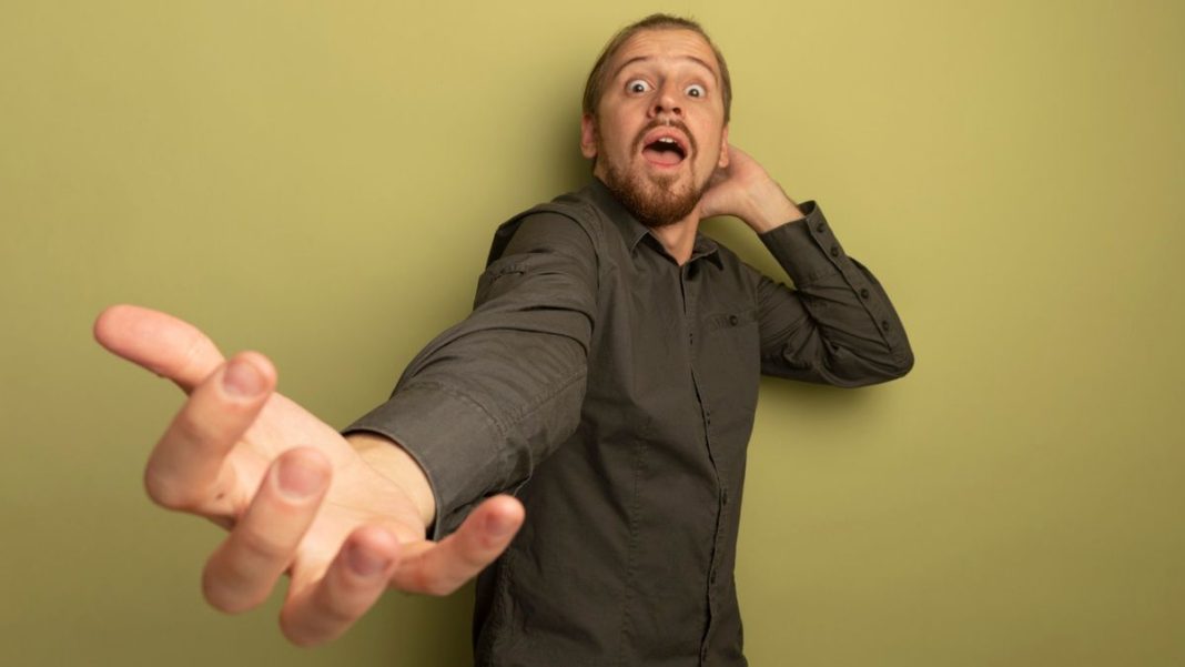 ¿Es malo tronarse los dedos? Consecuencias y consejos para evitarlo